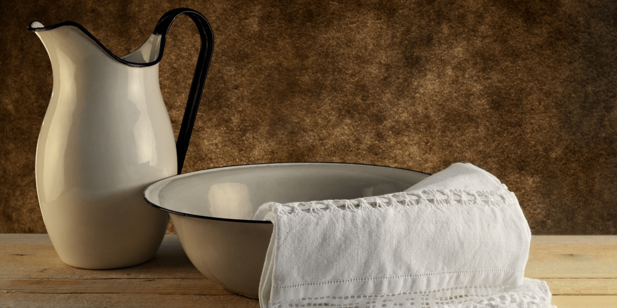 Un catino e un asciugamano per esprimere il potere – Insieme si può